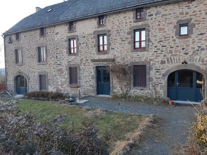 Loue Grande Ferme Rénovée Dans Le Cantal - Auvergne
