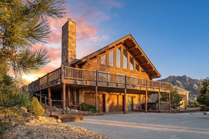 King Beds, Hot Tub & Incredible Mountain Views - Estes Park, CO