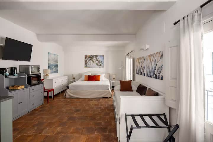 Historic Acireale Studio - Parking, Etna, Sea - Acireale