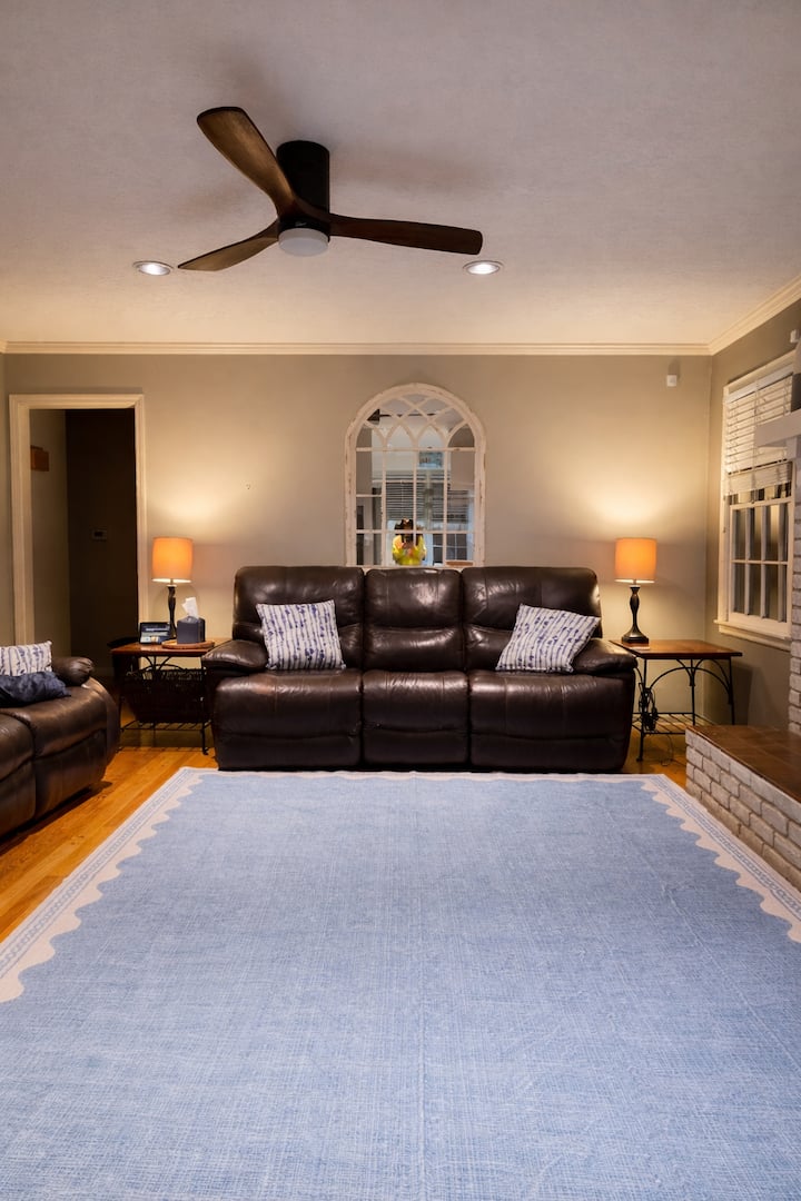 Quiet Neighborhood, Single Story With Parking - Shawnee, KS