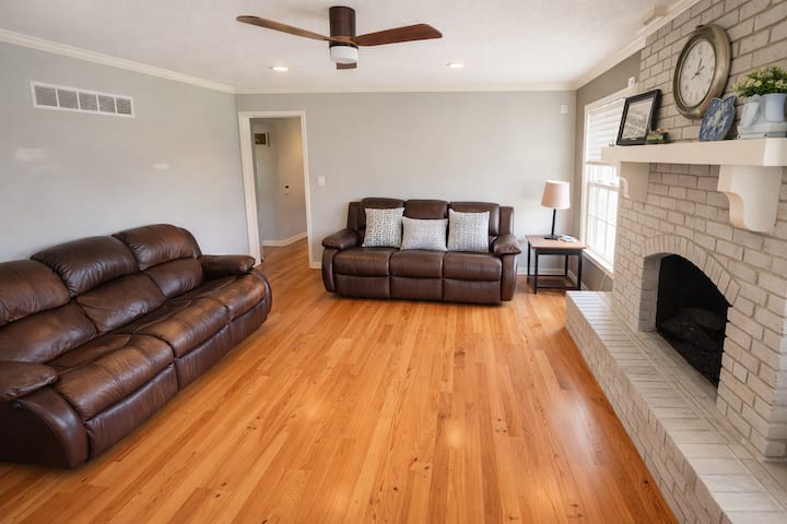 Quiet Neighborhood, Single Story With Parking - Shawnee, KS