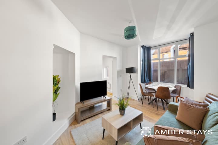 New! 4 Bed Apt. Perfect For Business & Long Stays - Gloucester, UK