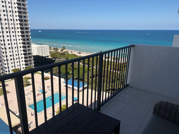 Lovely 2br/2ba Condo On Beach/boardwalk (Pool/gym) - Hollywood, FL