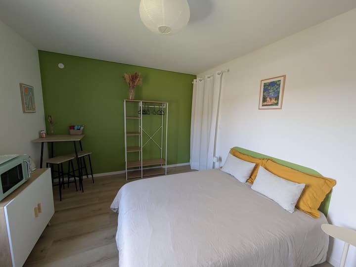 Chambre Sdb Privée, Coin Repas Et Jardinet. - La Rochelle