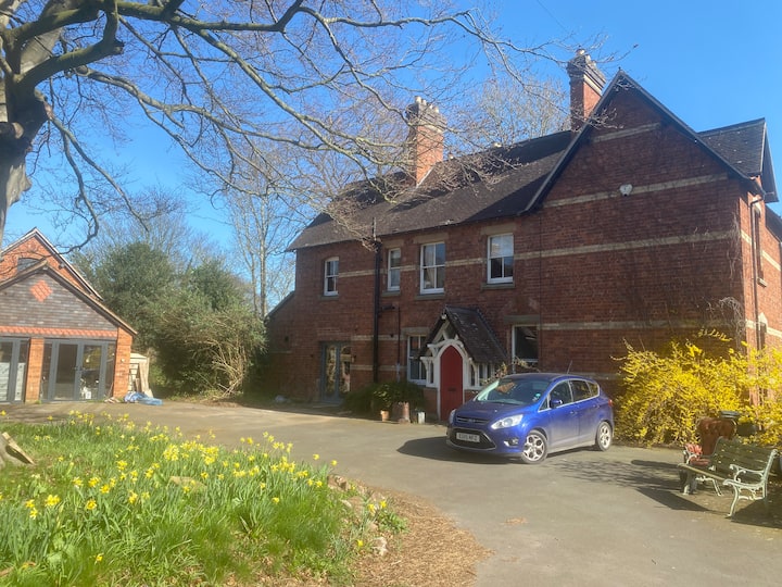 Large Family Room In Beautiful Old Vicarage - Shrewsbury