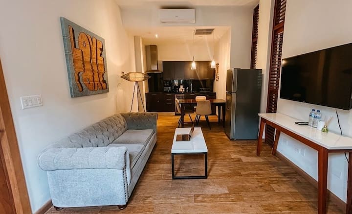 Casco Antiguo Apartment With Balcony & Stone Wall - Panama