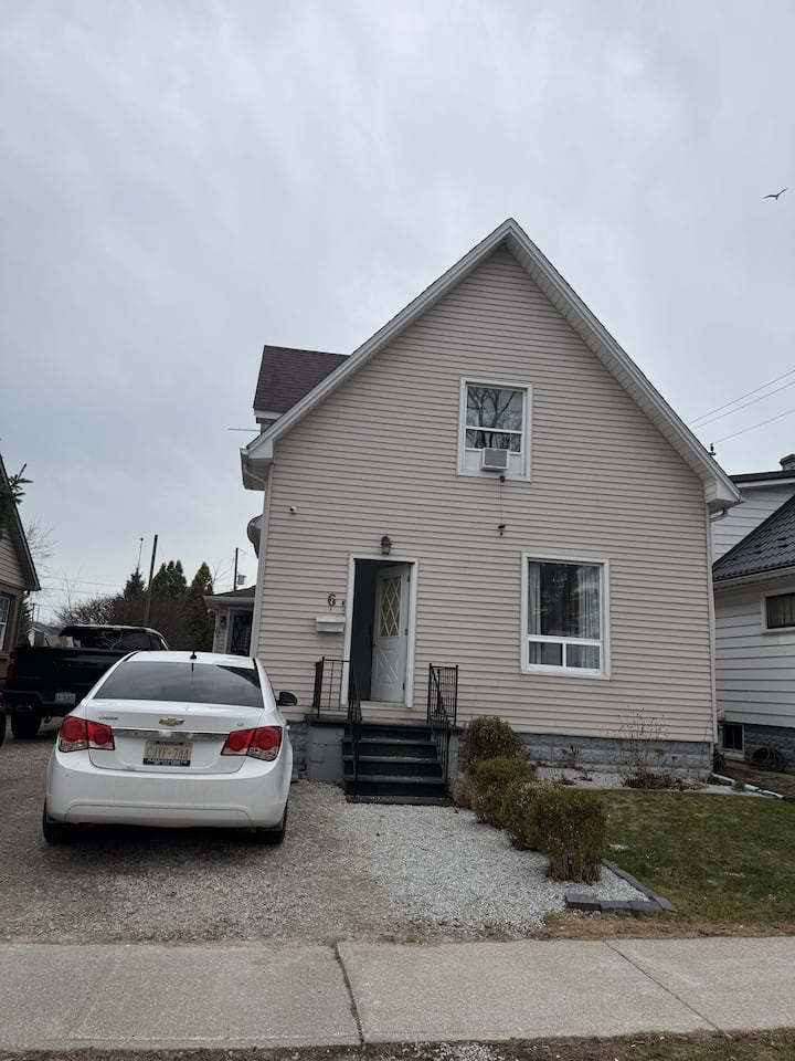 Budget-friendly 2br Stay W/ Kitchen - Leamington