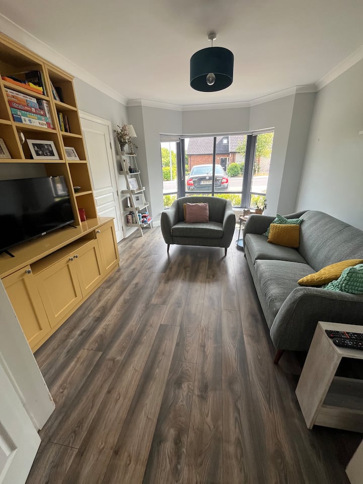 Family Home In The Heart Of The Village - Ashbourne