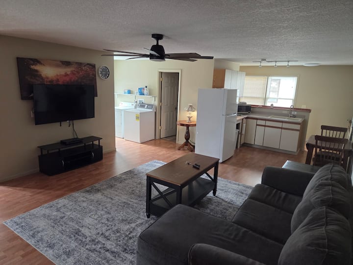 Cozy One Bedroom Apartment, On Mississippi River. - Clinton, IA