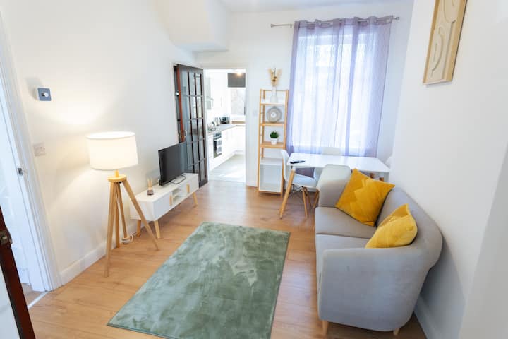 3bdr Central Location - Newly Refurbished - 侯城