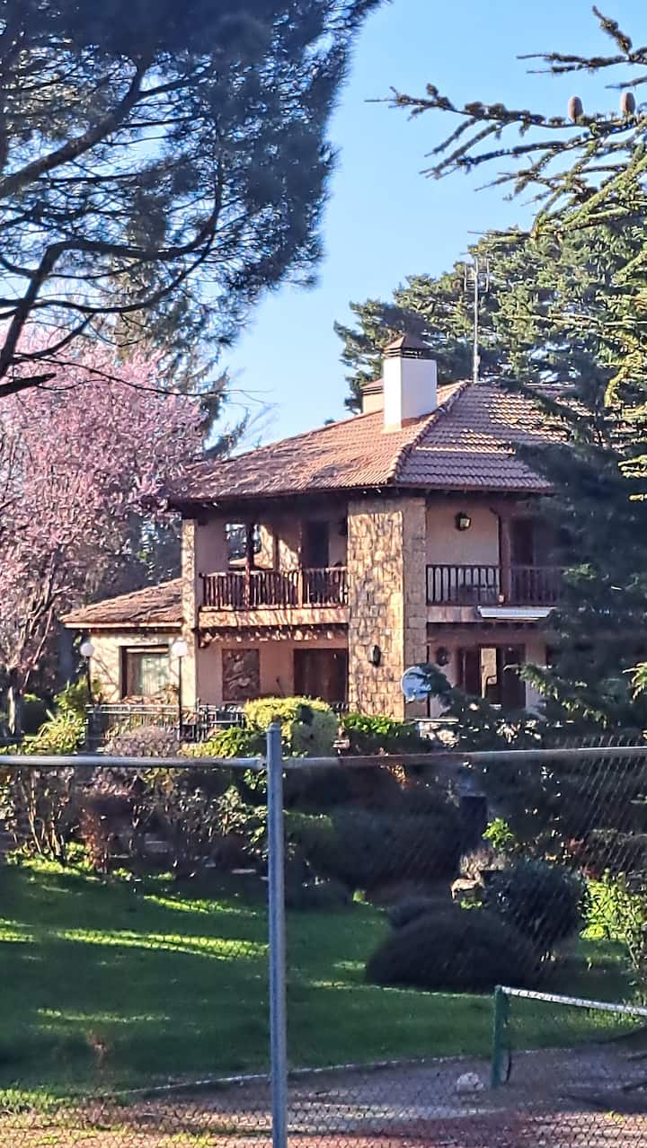 Magnífico Chalet Y Gran Jardín Frente A La Sierra. - Riaza