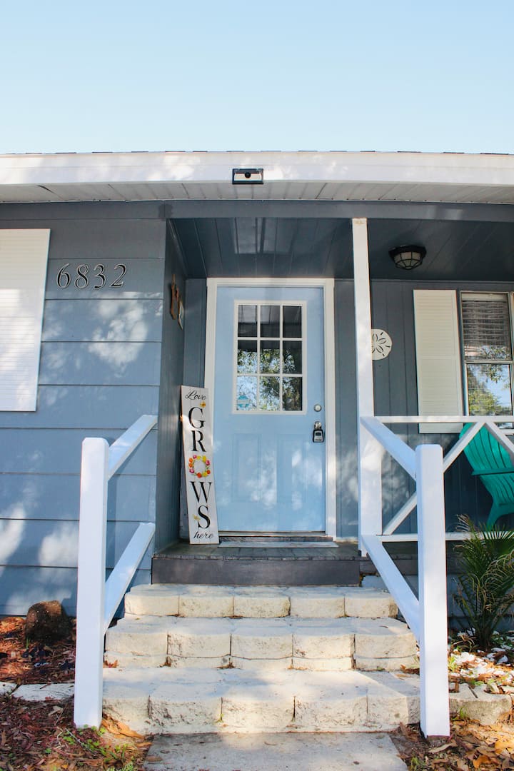 New Port Richey Coastal Stay - New Port Richey, FL