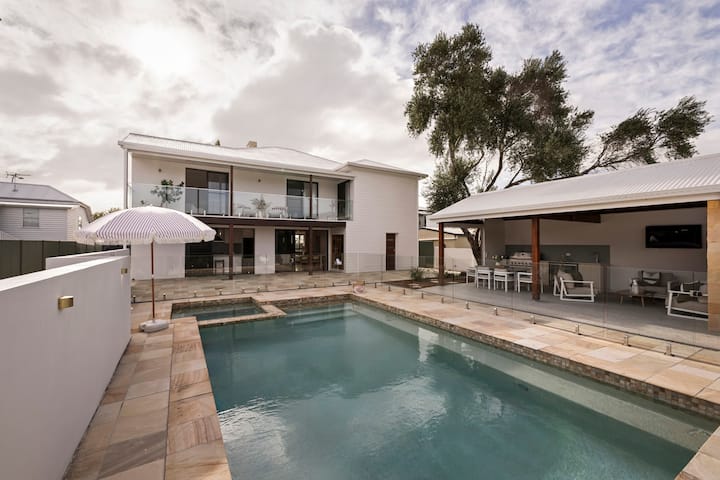 Mar Vista - Luxury 5 Bed Waterfront Home - Brisbane