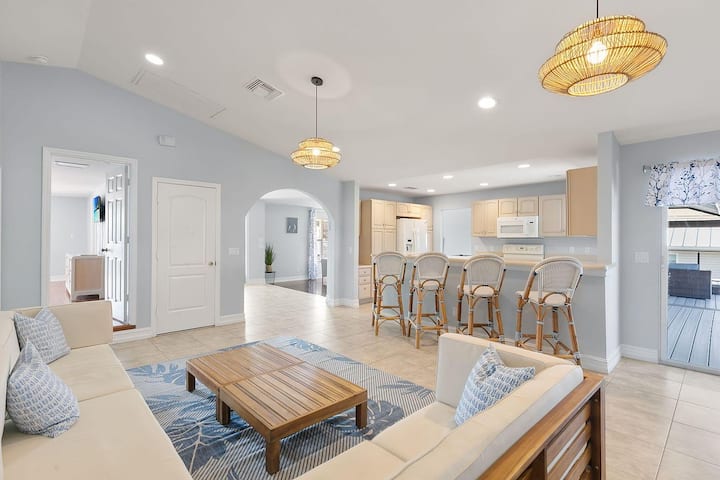 Walking Distance To The Beach Marco Island Retreat - Marco Island, FL