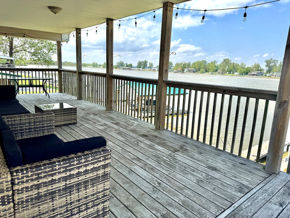 La vie au bord du lac commence ici : quai, kayaks et détente - Maisons ...