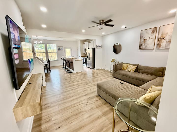 Beautiful Townhouse Located In Raleigh, Nc - Raleigh, NC