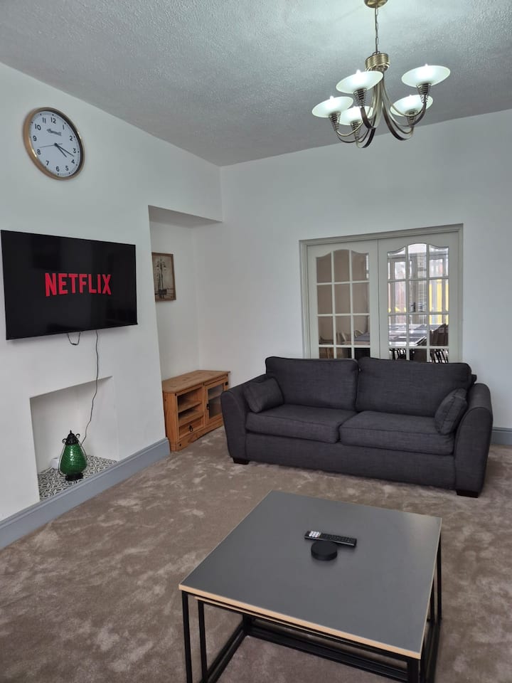 Elegant Coastal Stay |5 Bedroom | 2.5 Bathroom - Sunderland