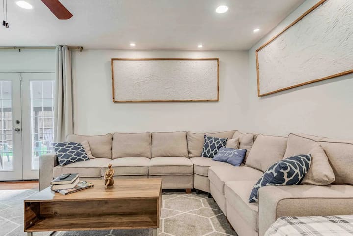Family Getaway | King Bed, Theater, Fire Pit, Bbq - Allen, TX