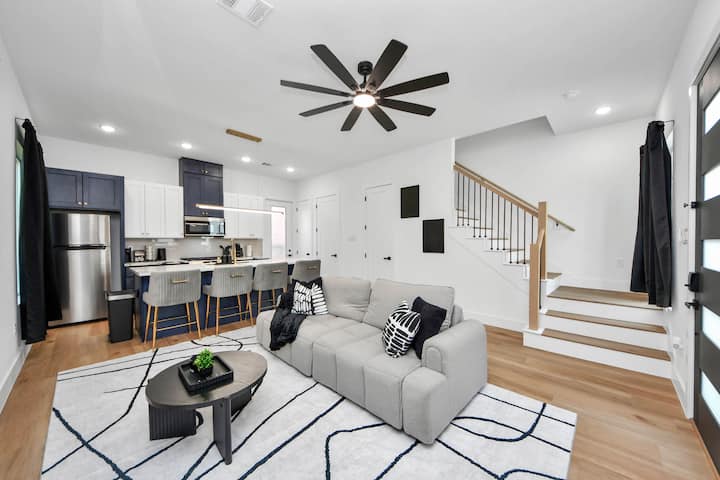 Modern Retreat | Near Nrg + Downtown | Free Prkg - Houston, TX