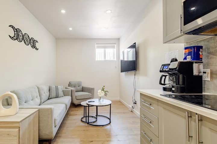 2 Bdr Sparkling Basement Suit Nw Separate Entrance - Calgary