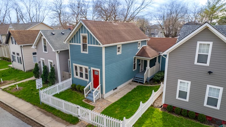 Large Home With Garage, Walk To Venues & Downtown - Indianapolis, IN