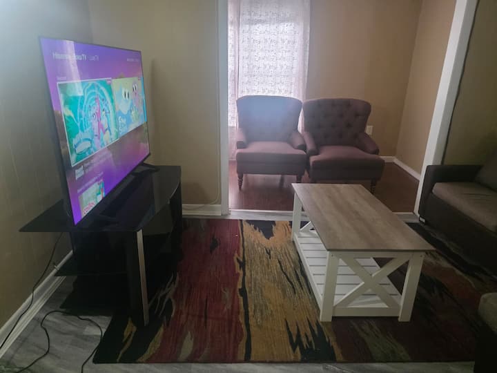 Stylish Newly Furnished 2-bedroom Home, Manchester - Londonderry, NH