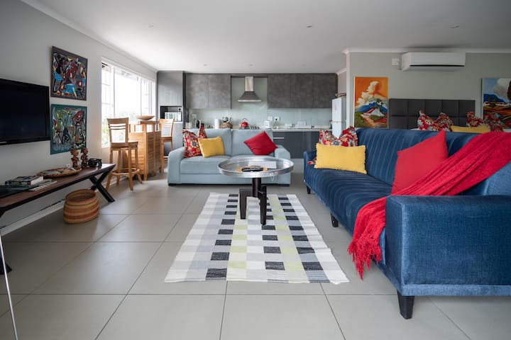 Immaculate Open Concept Balcony With Seaviews - Umhlanga