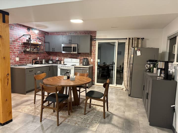 Entire Bsm Suite With Yard - Coquitlam