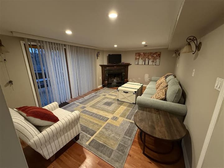 Apartment In Plymouth - Lake Success, Northville