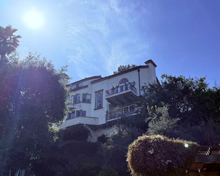 Hilltop Spanish Villa Room| Golf Views - Pasadena, CA