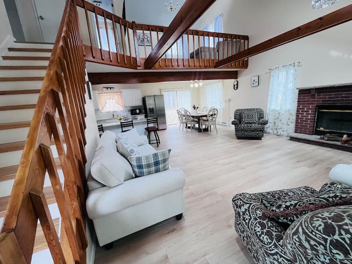 Family Escape With Loft & Fireplace - Mount Pocono, PA