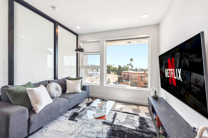 Modern 1br In Hollywood | Gym, Pool, Free Parking - West Hollywood, CA