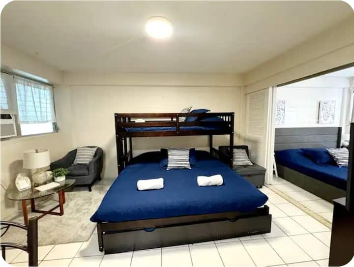 Vintage Surfhaven W Fullkitchen & Pool. Sleep 6-8! - Honolulu, HI