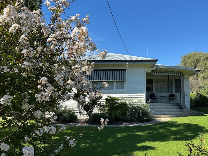 Poppy's In Corryong - Luxury Short Stay Retreat - Corryong