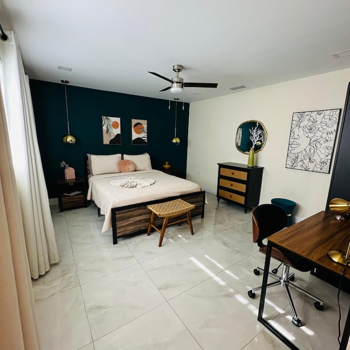 Hidden Gem • Stylish & Insta-ready • Free Decor - Tampa, FL