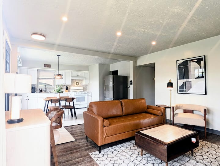 Modern Home Near Troy & Royal Oak | Work + Relax - Warren, MI