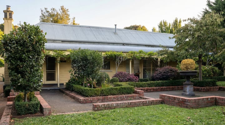 Harper House L King Bed & Established Gardens - Sovereign Hill, Golden Point
