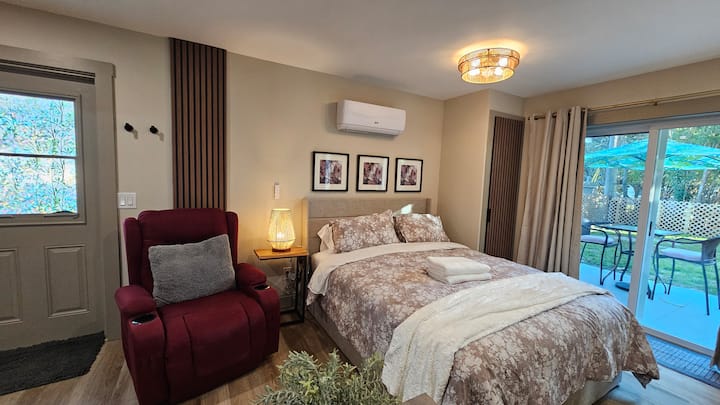 George’s Hideaway Suite | Private Cozy Retreat - Titusville, FL