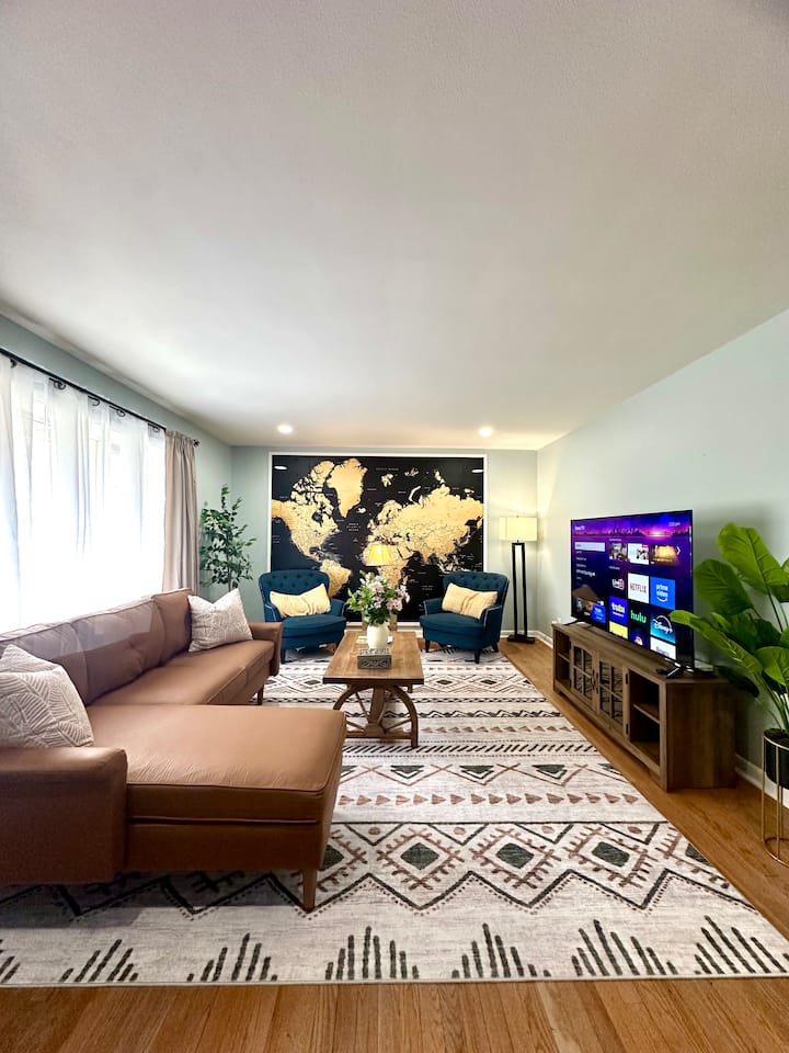 Luxe 3br Retreat W/ Game Room + Near Everything - Rockford, IL