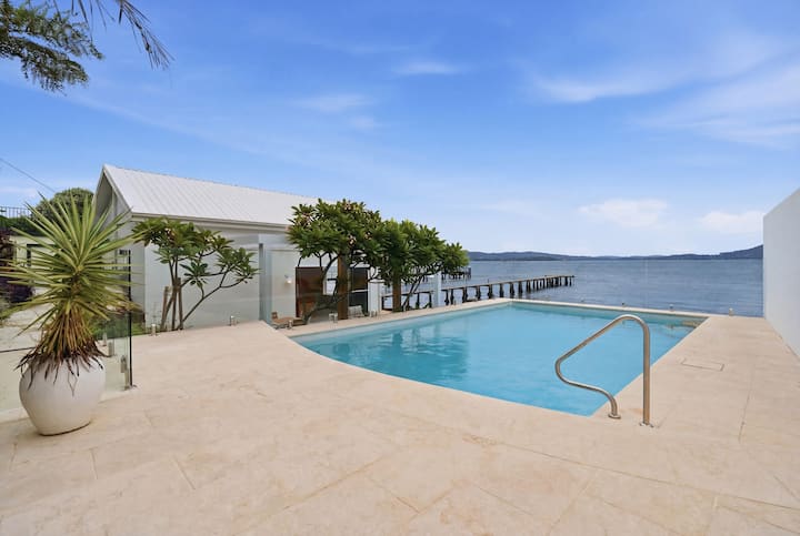 Luxe Waterfront Boathouse With Pool And Jetty! - Ettalong Beach