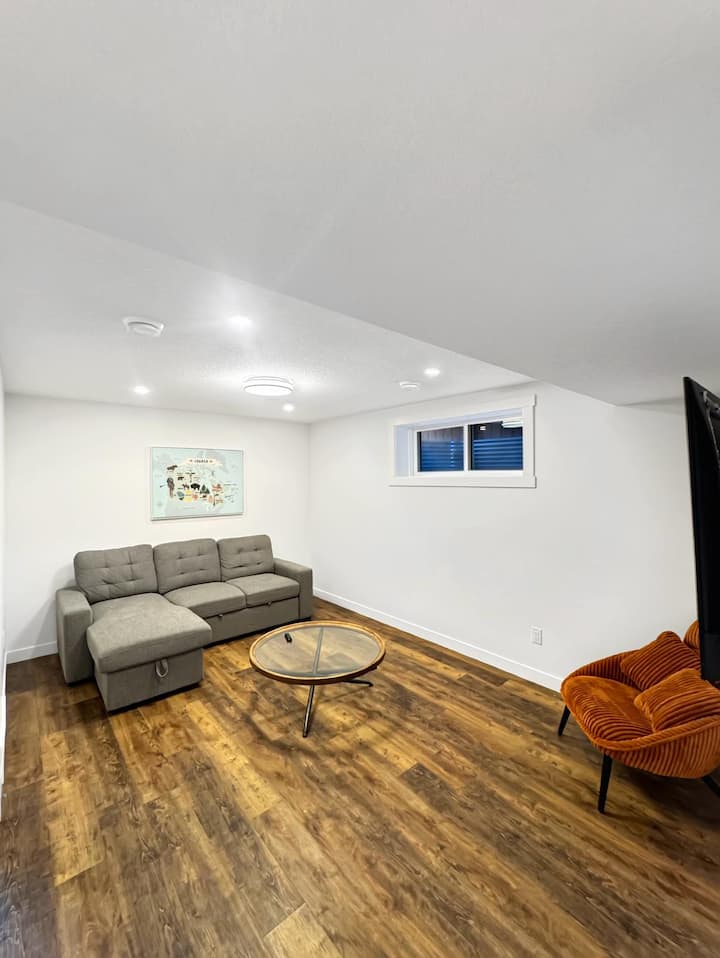 Luxury Suite | Private Entry + Rockies Access - Cochrane