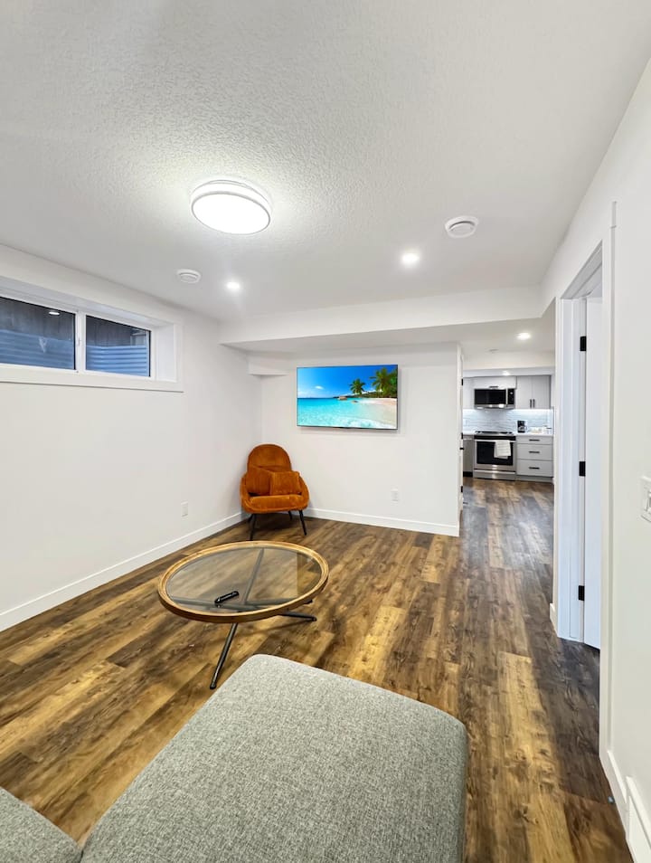 Luxury Cozy Rockies Suite |Sleeps 3 Near Mountains - Canada