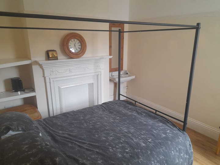4 Poster Bed; Quiet Room+sink; 3 Mins To Station. - Boscombe