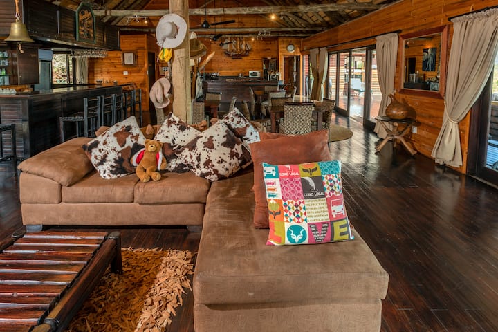 7 Bedroom Game Lodge On The Banks Of Lake Jozini - Swaziland/ Eswatini