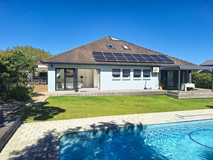 Modern Solar Powered Family Home With Pool - Knysna