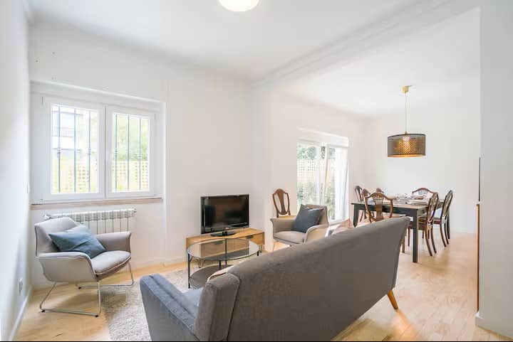 Apartamento No Centro De Cascais Com Jardim - Cascais