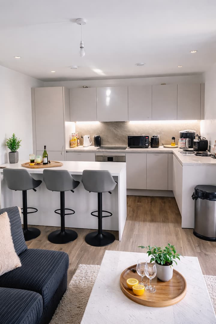 Modern 2br Apt W/balcony, Ensuite & Kitchen Island - Southampton