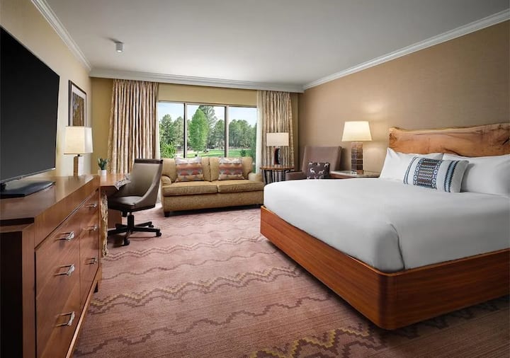 Grand 1 King Room | Little America | Outdoor Pool - Flagstaff, AZ