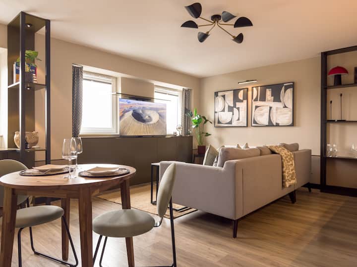 Luxe Art Deco Apartment | King Bed & Workspace - Gloucester