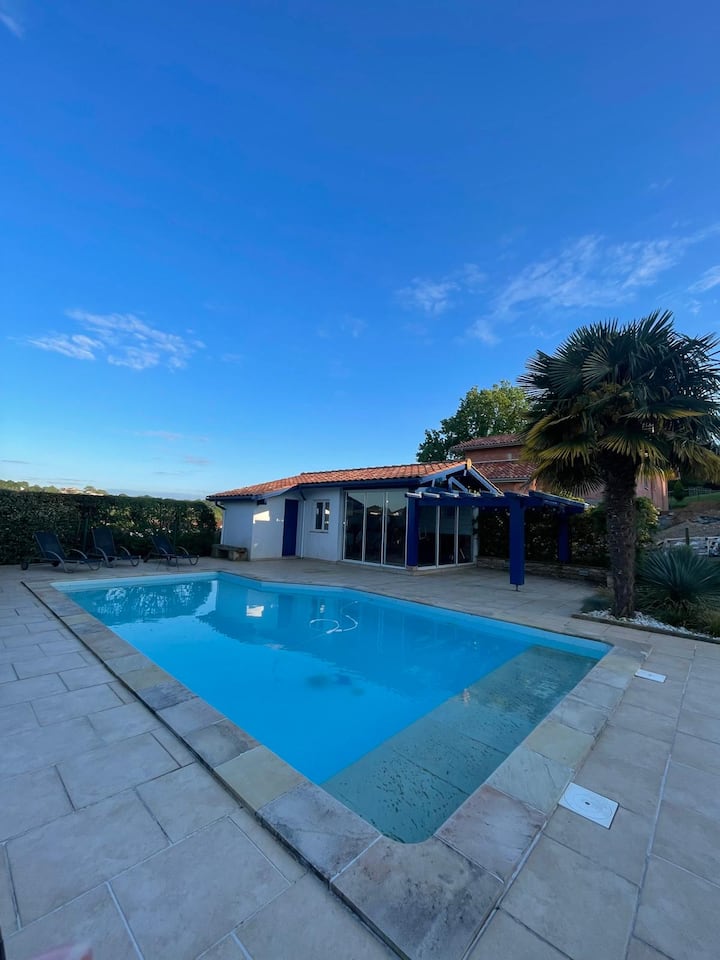 Maison Familiale Avec Piscine – Bassussarry - バイヨンヌ